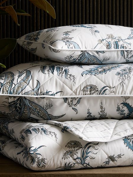 Quilts and coverlets store